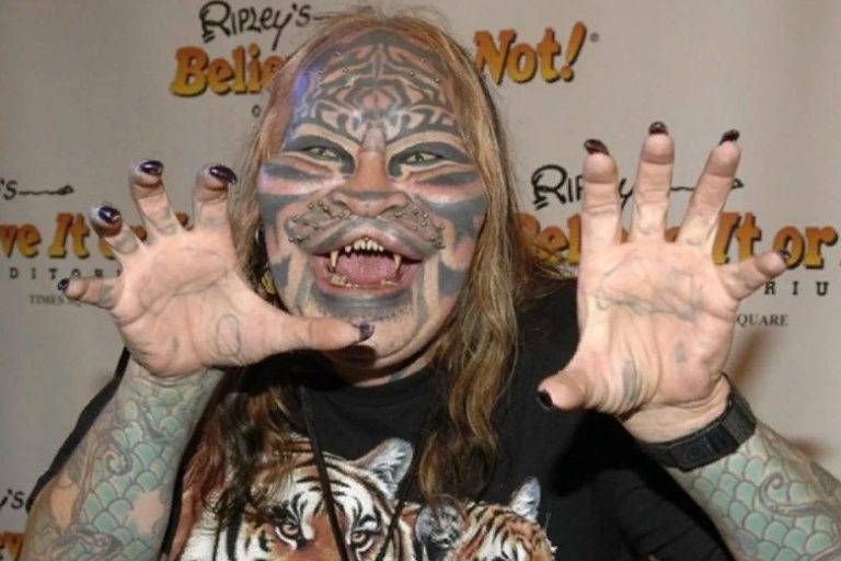 Personaje de una película de terror!» Así era el Hombre Gato antes de ...